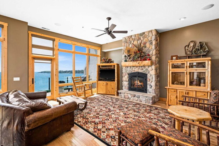 Lakeview 5 Bedroom Executive Suite - Two Harbors, MN