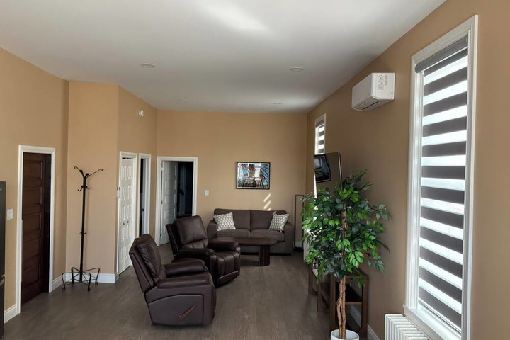 This Newunique Place As Style With Beautiful High Ceilings, Open Space. - Cornwall, PE, Canadá