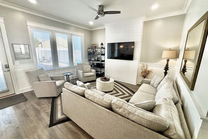 5br 3ba Beach House W/ Pool Sleeps 17, Cross Street To Beach! - Panama City Beach, FL