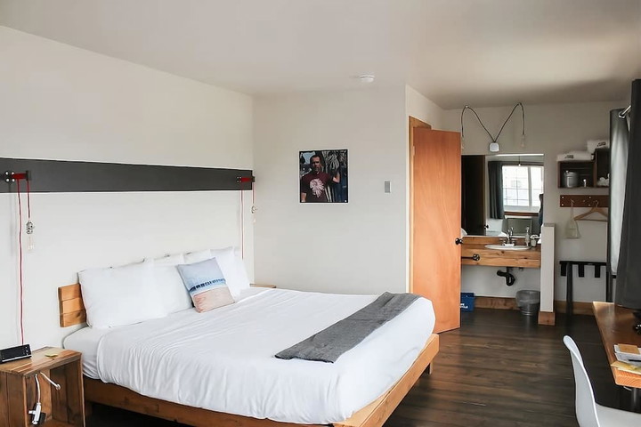 Steps Away From Seaside Beach! Two Modern Units, Free Parking, Indoor Pool! - Cannon Beach, OR