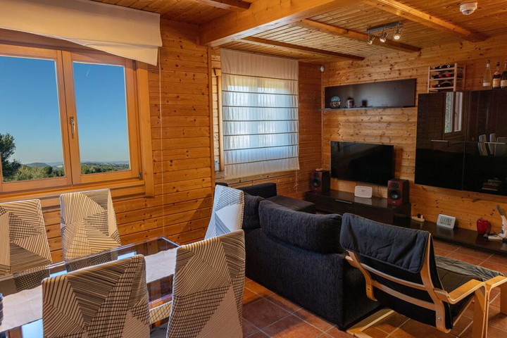 Chalet "Casa De Madera" Avec Vue Sur La Montagne, Jardin, Climatisation, Piscine Et Wi-fi - Cunit