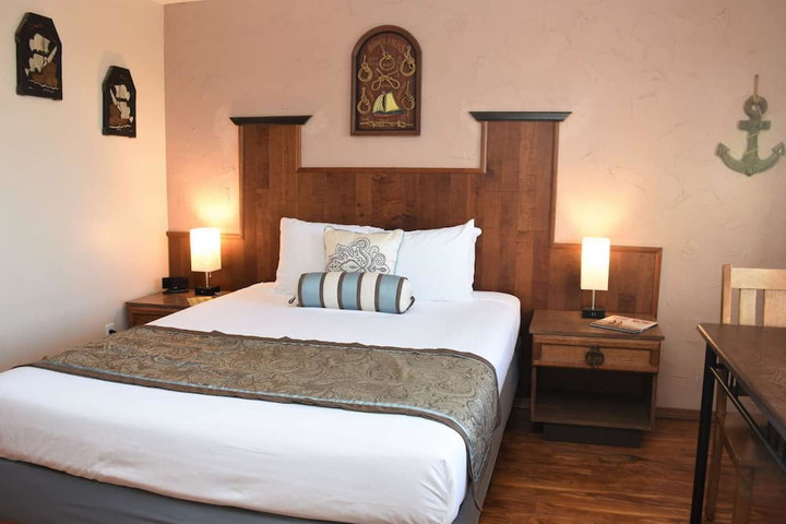 Voyager - 1 Bedroom Suite With 1 King And 1 Queen Bed At Wanderlust Inn, Pet Friendly - Ocean Shores, WA