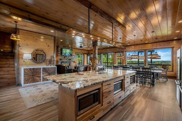 Woodland Trek Retreat ~ Sleeps 40 ~ Pool ~ Game Room - Sevierville, TN