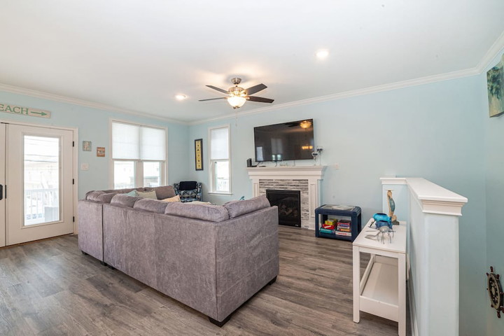 Spacious Beach Block Home: 3 Beds/2 Baths, Front Porch W/ Furniture Included - Ocean City, NJ