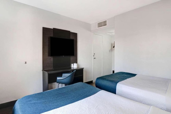 2 Full Beds | Non-smoking - Bakersfield, CA