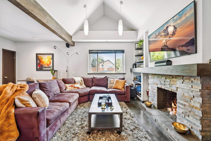 Eco-friendly, Modern Smart Home - Surround Sound - Chef's Kitchen - Fast Wifi - Englewood, CO