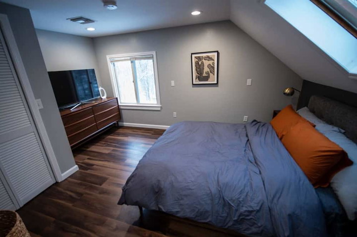 Cozy Loft Steps From Vt Downtown - Bennington, VT