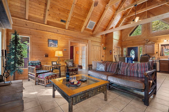 Secluded Cabin, Hottub, Jet Tub, Woods, Near Big Cedar & Shows-firepit -Car Charger - Misuri