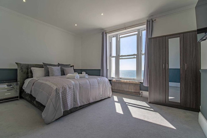 Luxury Seafront Villa For 12 With Ocean Views - Folkestone