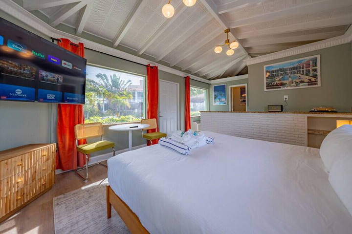 Pool Cottage King Suite - Dunedin, FL