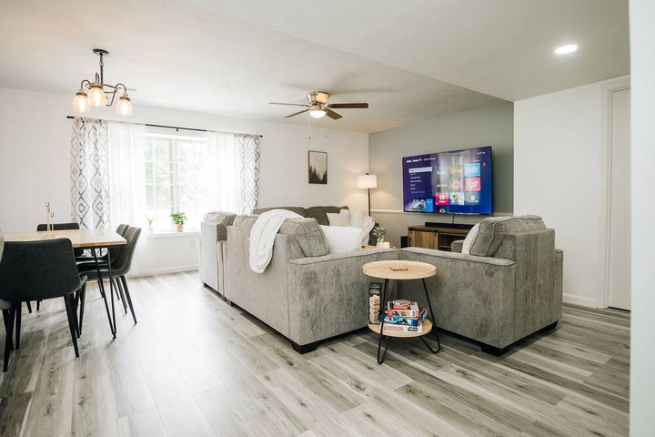 Modern Townhome In Lynchburg! 3 Bed 2.5 Bath Only Minutes From Everything! Cozy! - Lynchburg, VA