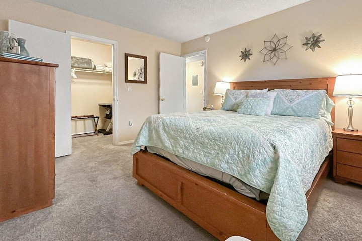 "Retreat In The Springs!" 2 Br Condo - Sleeps 4! - Colorado Springs, CO