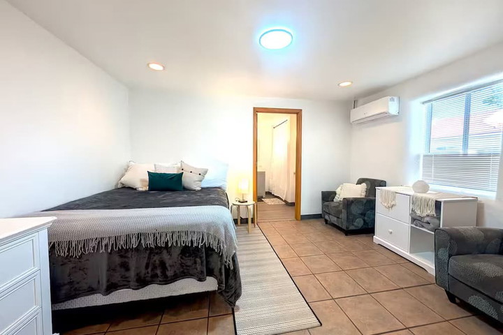 Downtown District - Modern Apt Yard, King Bed, W/d - Albuquerque, NM