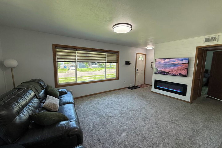Charming 2-bedroom One Level House, Close To Sherman Park, Zoo And Downtown! - Sioux Falls, SD