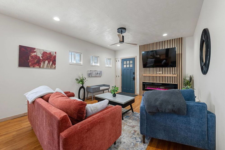 Stunning! Modern With Original Hardwood! - Sioux Falls, SD