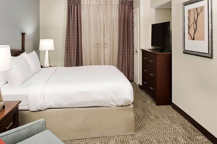 Accessible 1br W/ Tub | Free Breakfast & Pool - Charlotte, NC
