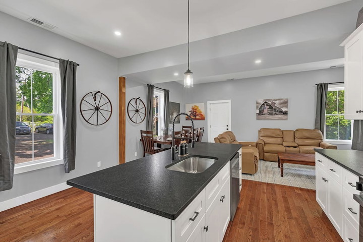 Carriage House In Higganum Center - Middletown, CT