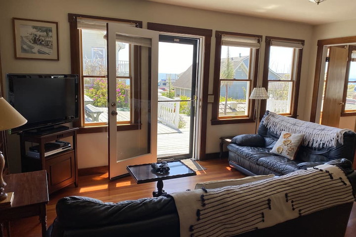 Monthly Mendo Village Stylish Home! Epic Bay Ocean & Garden Views Dog Friendly!! - Mendocino, CA