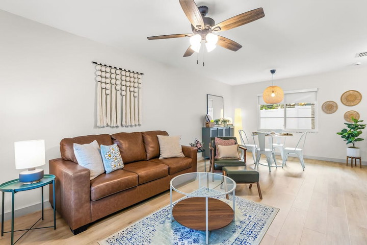 Park The Car And Enjoy Mount Dora! <Br>stay Just A 1/2 Mile From Downtown Mount Dora And Lake Dora In Our Beautifully Restored 1950s Duplex. <Br>walk To Shops & Dining! Features Fast Wifi, Workspace, Patio, Free Parking, And Boat Parking! - Mount Dora, FL
