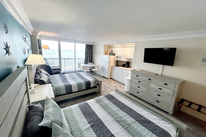 Oceanfront Cozy Condo W/private Balcony, Kitchen, Pool, Fitness Center, Beach - Daytona Beach, FL