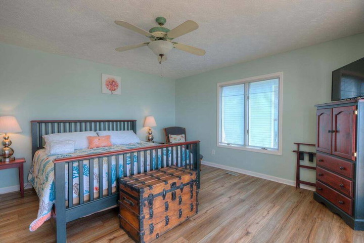 Coral House: Spacious Oceanview Retreat In Oak Island, Nc, Perfect For Families. - Oak Island, NC