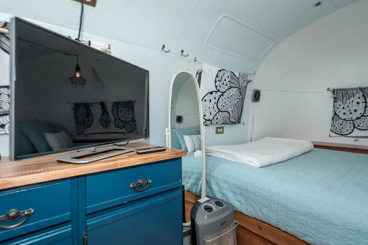 Sleek Retro Airstream Rental For Glamping For Two Near Downtown Austin - Austin, TX