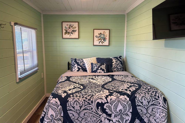 This Unique Tiny Home Is Right In The Heart Of Downtown. - Tellico Plains, TN