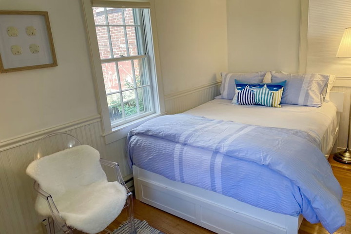 Cozy Upper Studio- Fully Equipped & Close To Town, Harbor, Shops & Restaurants! - Nantucket, MA