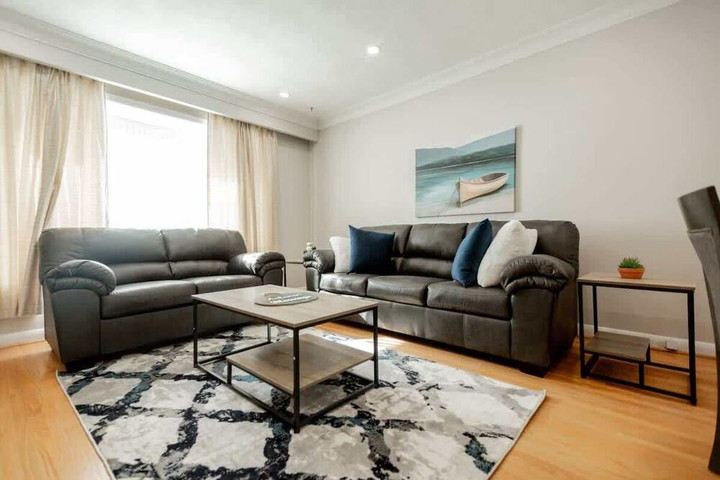 Charming 4br Barrie Retreat With Backyard - Barrie