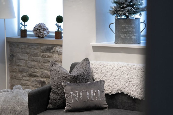 Cosy Contemporary  Cottage In Village With Own Courtyard & Original Features. - Staffordshire