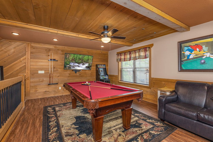 Heavenly Haven Romantic 2-br Chalet, Hot Tub, Game Room And Resort Pool - Gatlinburg, TN
