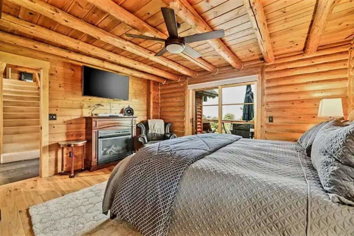 Luxury Lodge Overlooking Both Grand Traverse Bays - Traverse City, MI