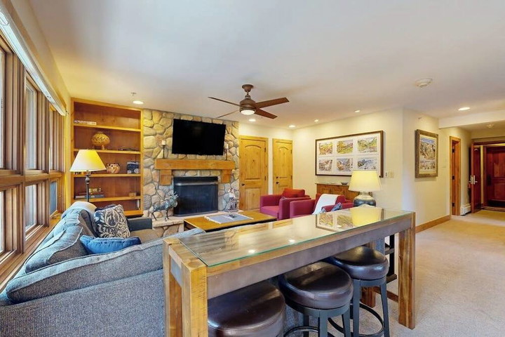 Ski-in/out Condo W/ Three Decks, Fireplace, Wifi & Shared Pool/hot Tub/laundry - Vail, CO