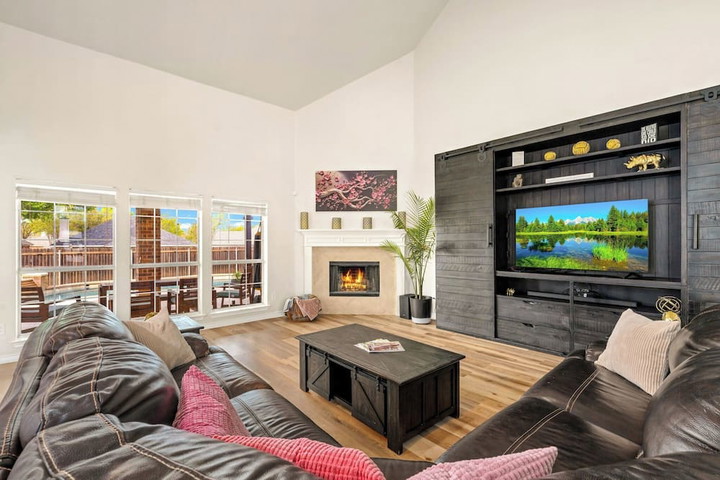Mansfield Mansion With Pool And Hottub - Newly Renovated Home Away From Home - Mansfield, TX
