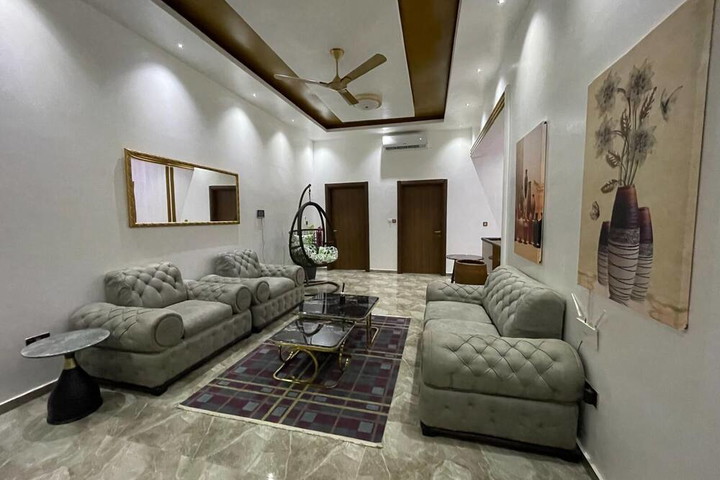 Golden Breeze Villa, Luxury 5-bedroom Villa With Private Pool - Accra
