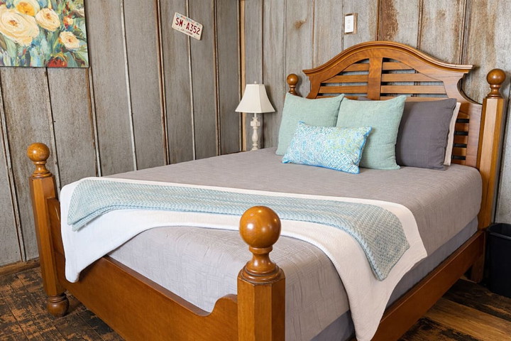 2 Bed Boutique Suite At The Goat Pen - Gizzard South Room - Tennessee