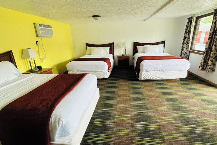 Large 3 Queen Room - 2 Miles To Cedar Point! - Sandusky, OH