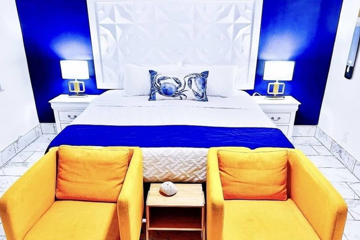 Sapphire By The Sea Unit 8 - King Pool View Suite, Kitchen, Pool View, Sleeps 2 - Lauderdale-by-the-Sea, FL