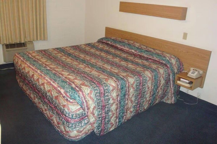 Relaxing Room Near London Bridge & Windsor Beach | Free Parking, Pets Allowed - Lake Havasu City, AZ