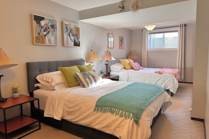Central Cozy Stay- Near C-train, Office Space, Quiet, 2br, Sleeps 6 - Alberta