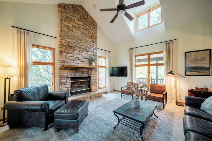 Relaxing Retreat With Hot Tub And Fire Pit - Illinois