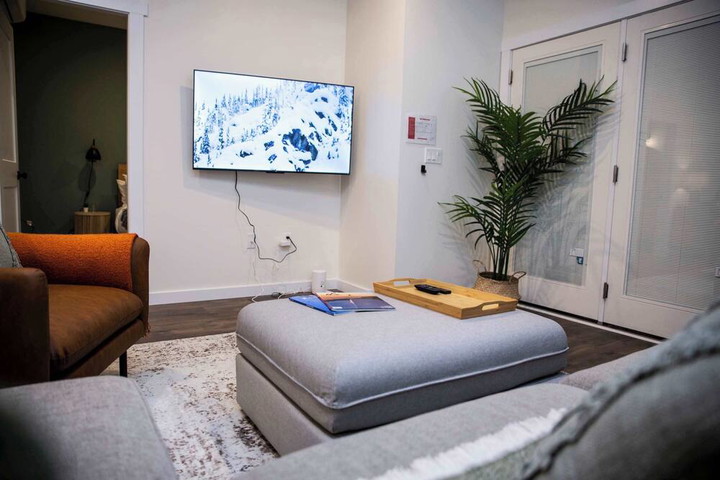 The Stellar Condo - Cozy 2 Bedroom With Hot Tub - Revelstoke