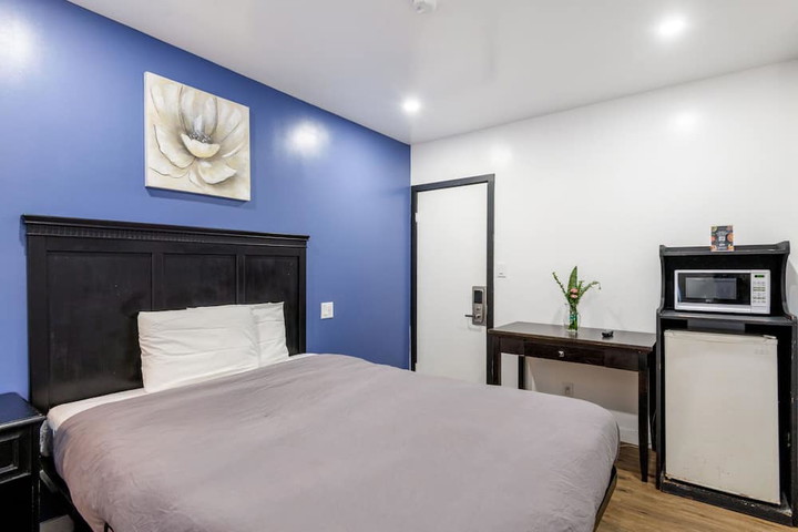 Cozy Smoking Queen Bed Retreat In Vibrant Inglewood - Redondo Beach, CA