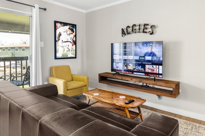 The Zone: Blocks From Texas A&m, Comfy King Bed - Bryan, TX