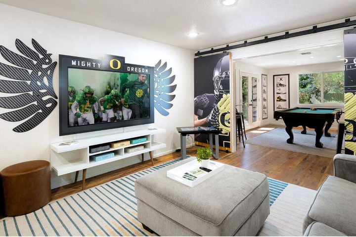 Premier Location: Group-friendly, Walk To Autzen! - Eugene, OR