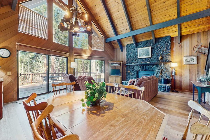 Beautiful, Spacious Mountain Getaway Close To Skiing & Hiking - South Lake Tahoe, CA