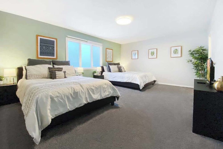 Lux 7br/4ba Villa W/heated Pool, Next To The Strip - Las Vegas, NV