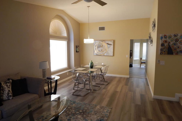 Near The Strip-and Airport -Beautifully Furnished With Pool- Sleeps 6 To 7- - Henderson, NV