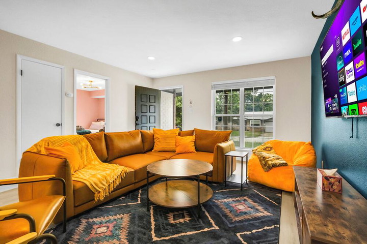 Lux Backyard Oasis, Pool, Outdoortv, Covered Patio, Loungers, Walk To Stadiums - Bedford, TX