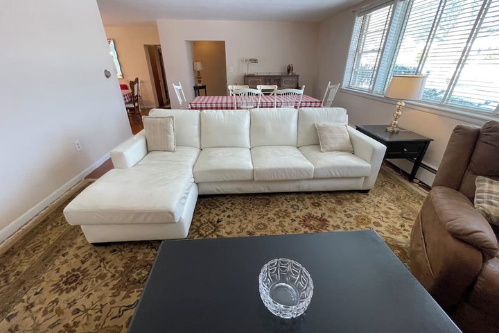 Retro Ranch House Retreat - Yard, Parking & Easy Philly Access - Bensalem, PA